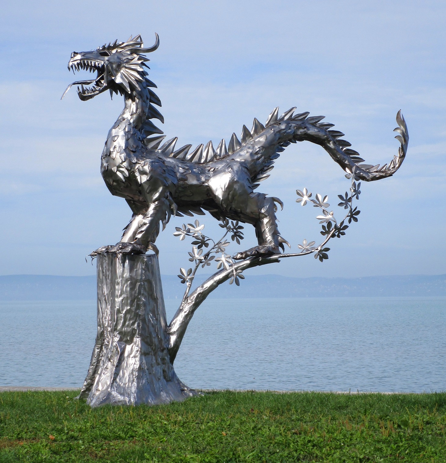 Stainless steel Dragon garden sculpture on tree - NEUERRAUM