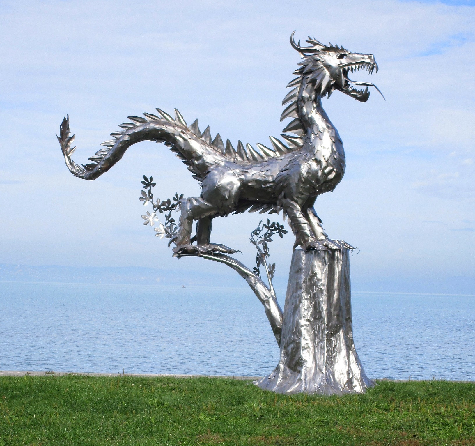 Stainless steel Dragon garden sculpture on tree - NEUERRAUM