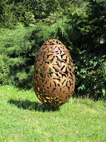 Rusty Egg garden sculpture - NEUERRAUM